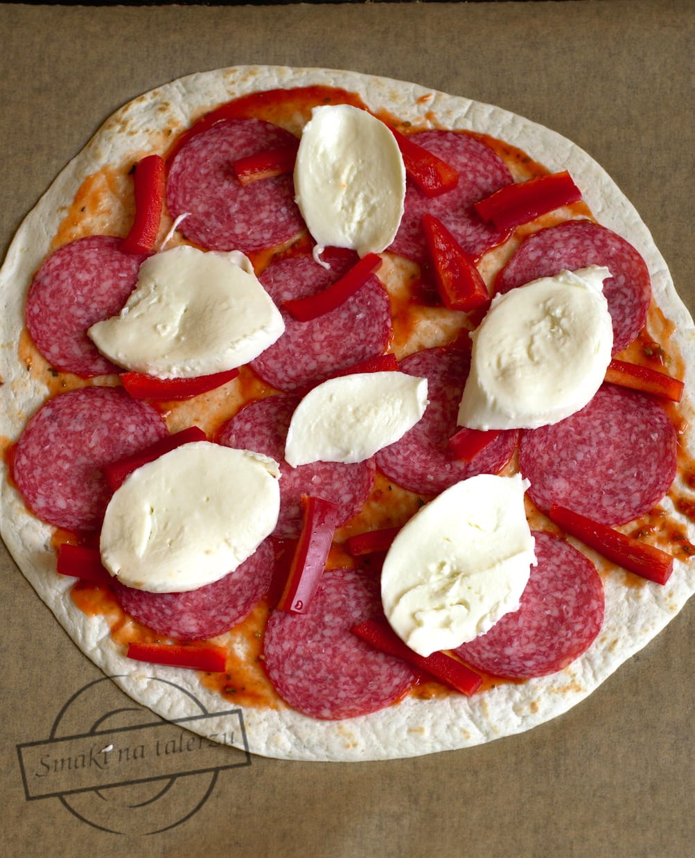 Błyskawiczna pizza na spodzie z tortilli - Smaki na talerzu