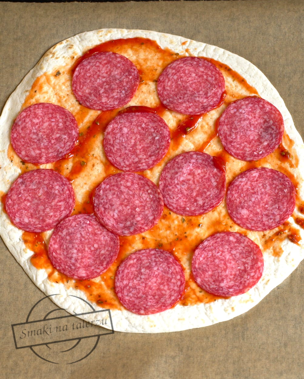 Błyskawiczna pizza na spodzie z tortilli - Smaki na talerzu