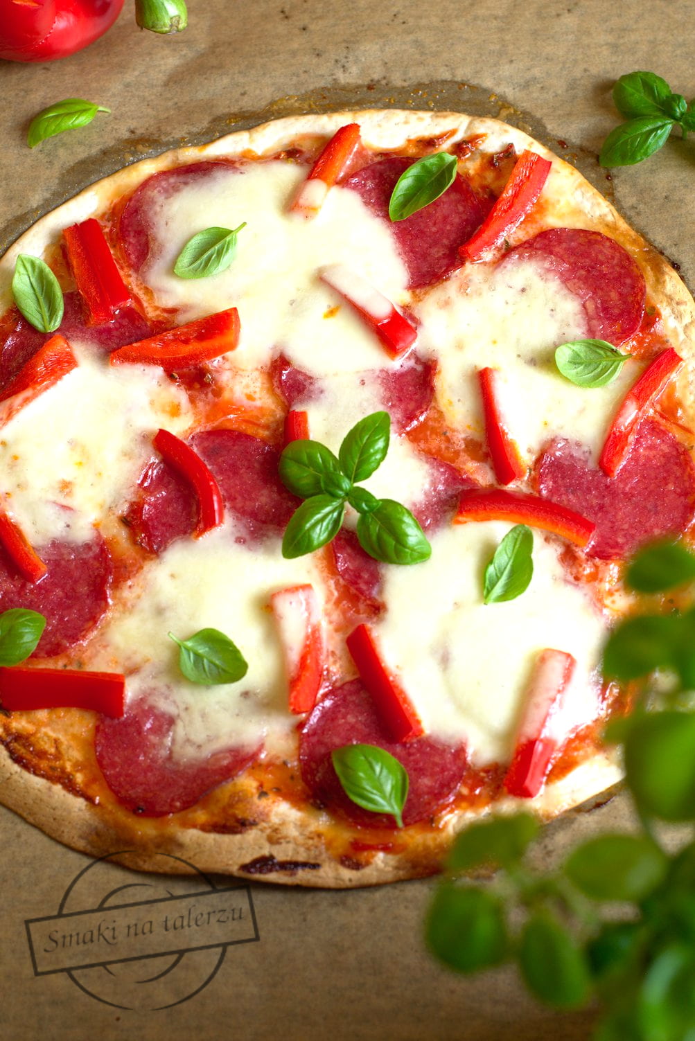 Błyskawiczna pizza na spodzie z tortilli - Smaki na talerzu