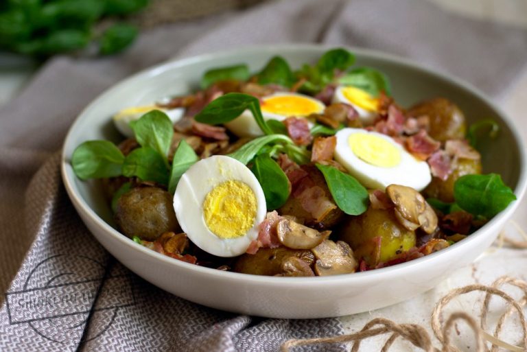 Letni obiad - młode ziemniaki z roszponką, jajkiem, boczkiem i ...