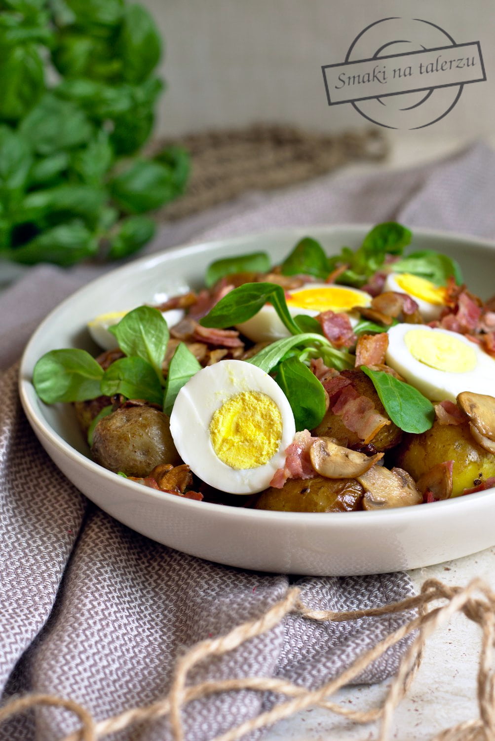 Letni obiad - młode ziemniaki z roszponką, jajkiem, boczkiem i ...