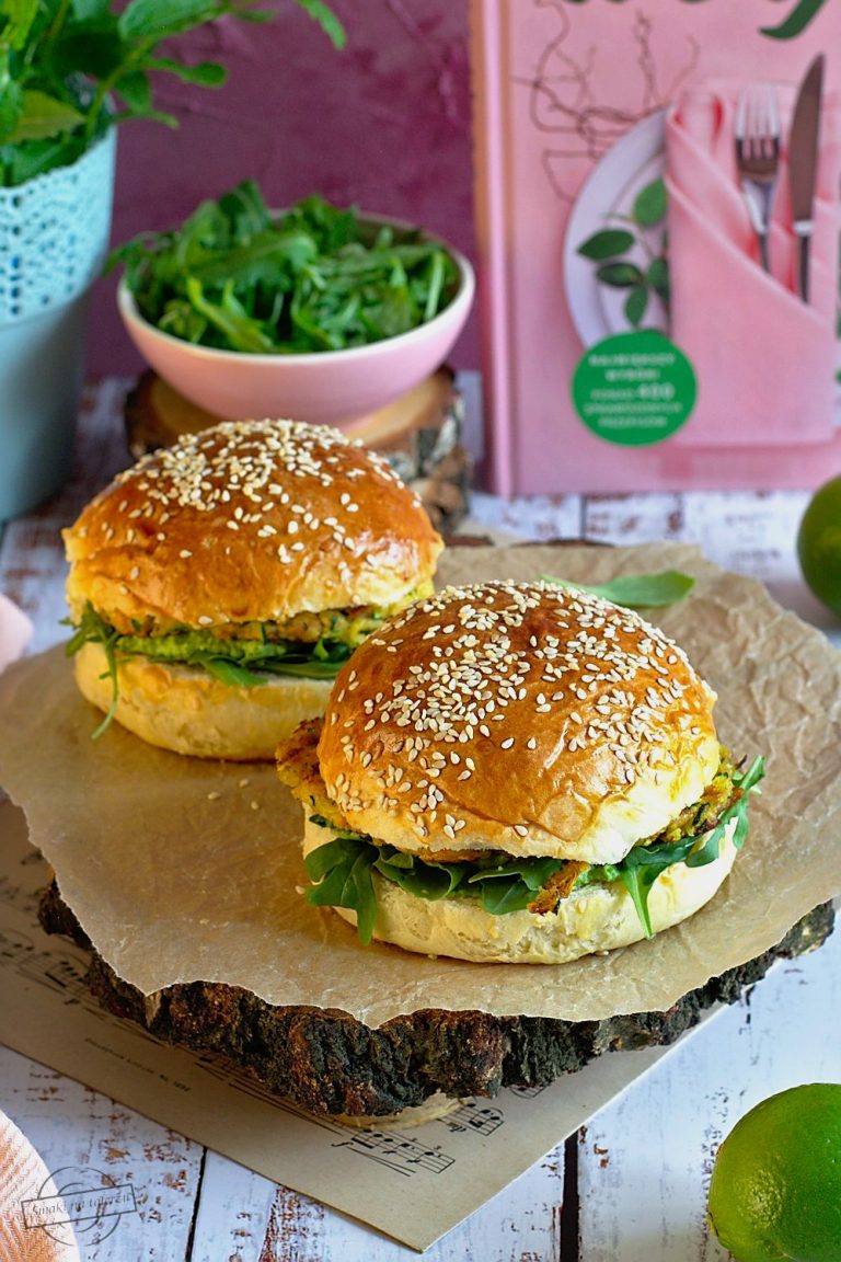 Wege burger z cukinii, marchewki i sera halloumi - Smaki na talerzu