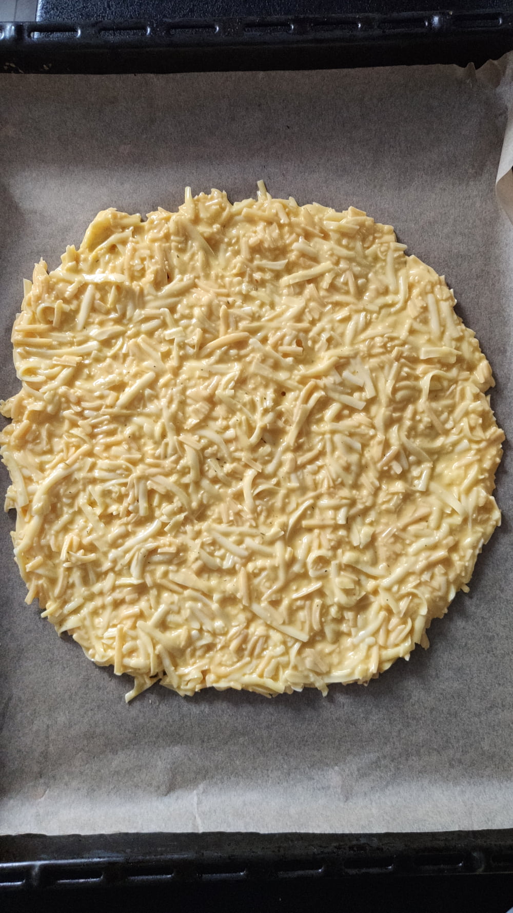 Pizza na cieście serowym - Smaki na talerzu