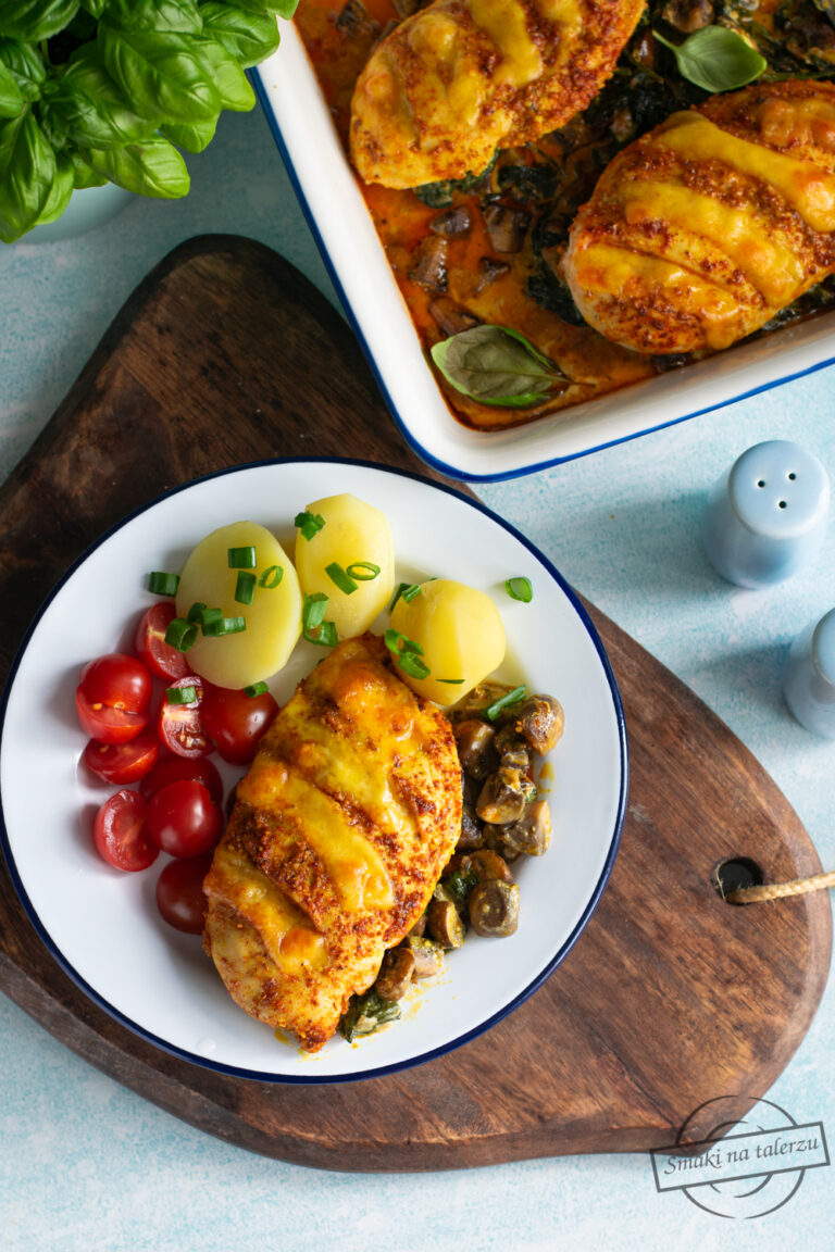 Piersi kurczaka pieczone na szpinakowym sosie z pieczarkami - Smaki na talerzu