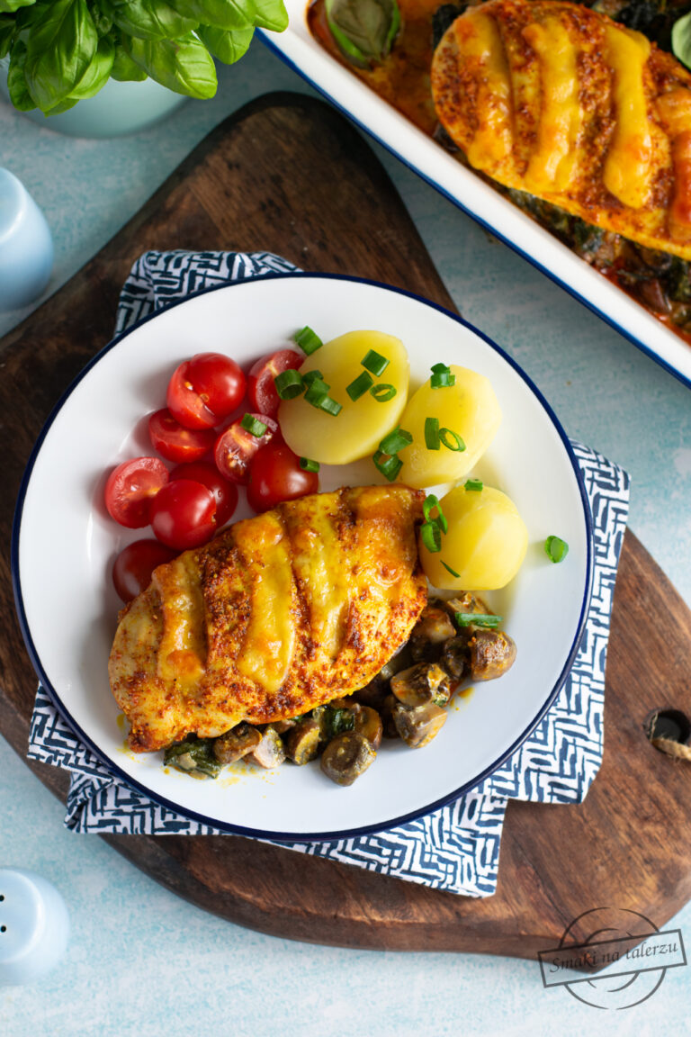 Piersi kurczaka pieczone na szpinakowym sosie z pieczarkami - Smaki na ...